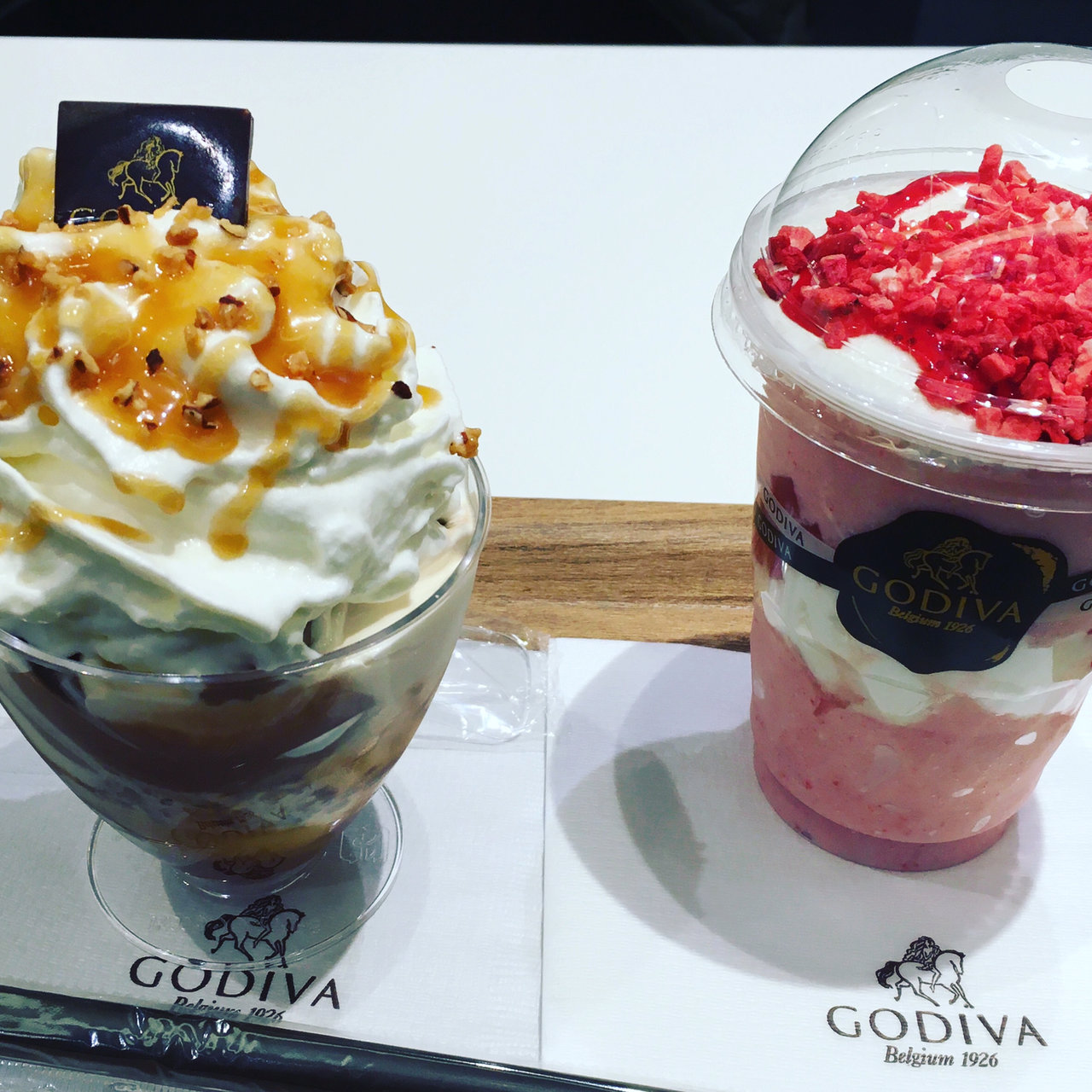 ホワイトチョコレートストロベリーデラックスとソフトクリームでけ(GODIVAみなとみらい)の口コミ一覧 | おいしい！が増えるグルメアプリ「SARAH」