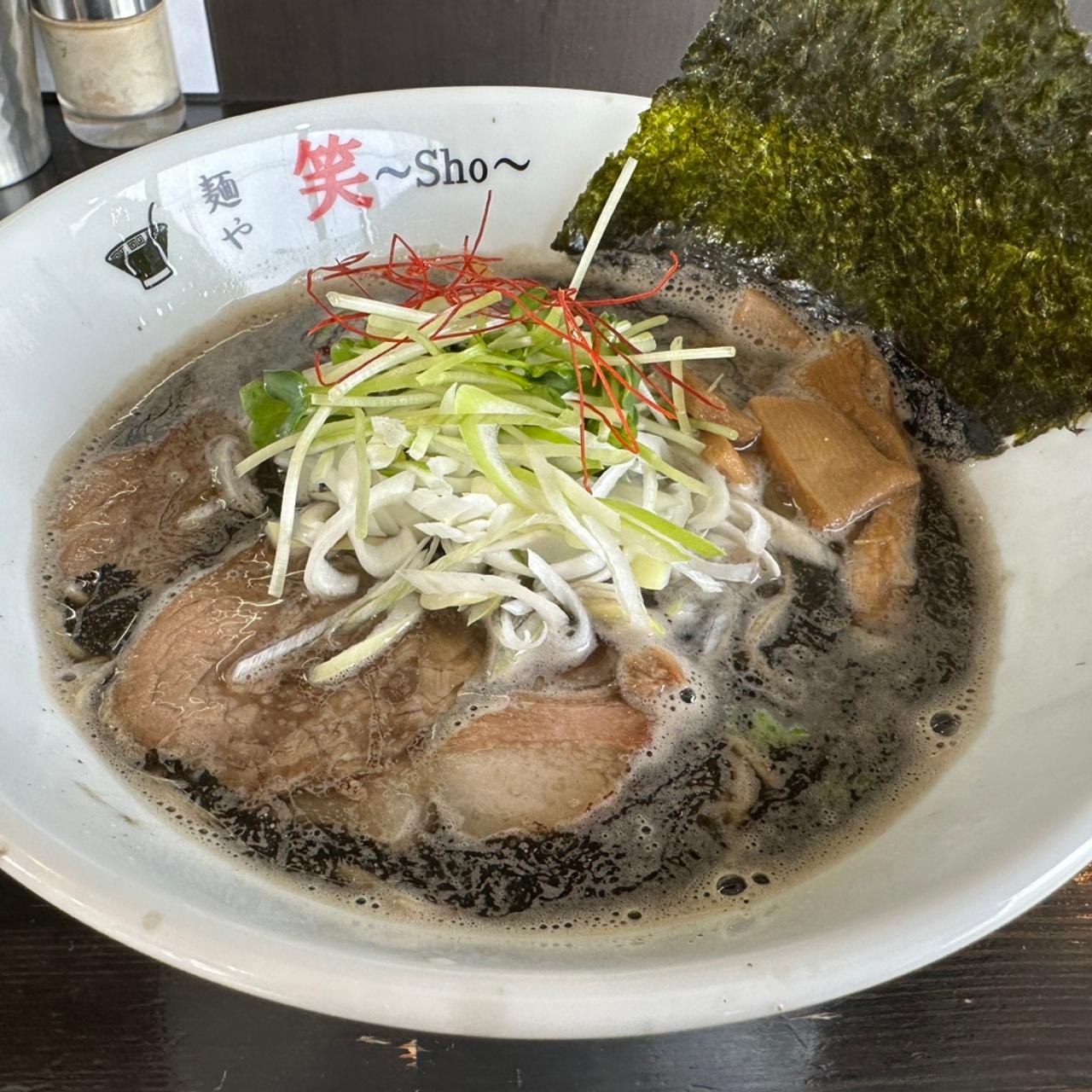 黒ほたるいかラーメン(麺や 笑 ～sho～)の口コミ一覧 | おいしい！が増えるグルメアプリ「SARAH」