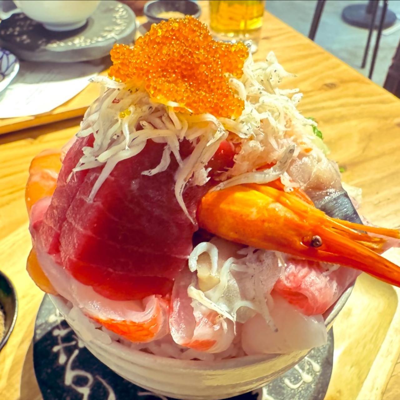 名物‼︎シハチの10種海鮮丼(シハチ鮮魚店 狸COMICHI店)の口コミ一覧 | おいしい！が増えるグルメアプリ「SARAH」