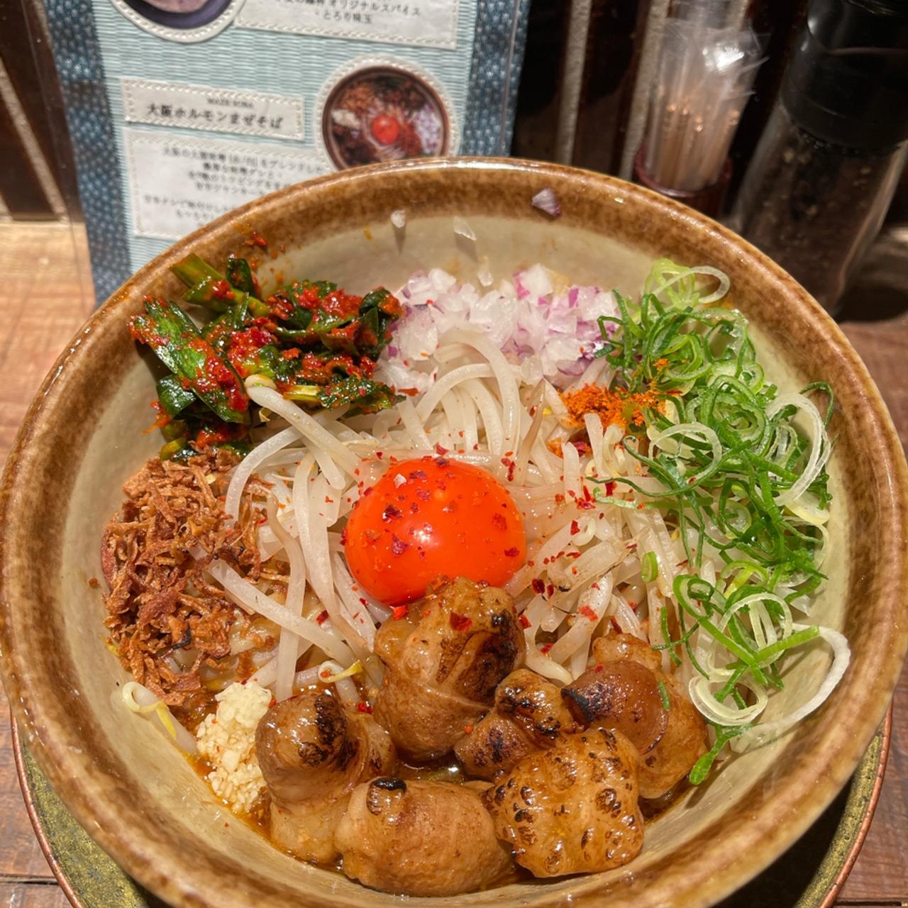 大阪ホルモンまぜそば(小麦の麺神 KITTE大阪店)の口コミ一覧 | おいしい！が増えるグルメアプリ「SARAH」